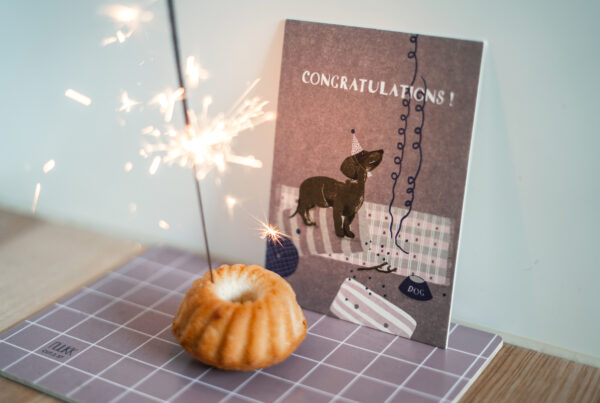 Postkarte aus Holzschliffpappe “Party Dackel”